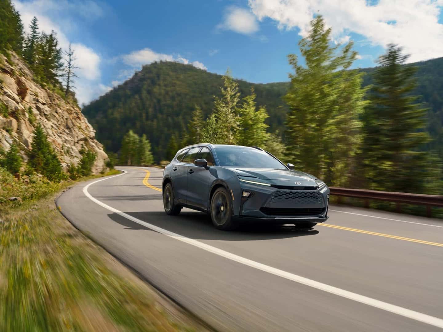 Savagegeese Really Loves the Toyota Crown Signia - Model Review